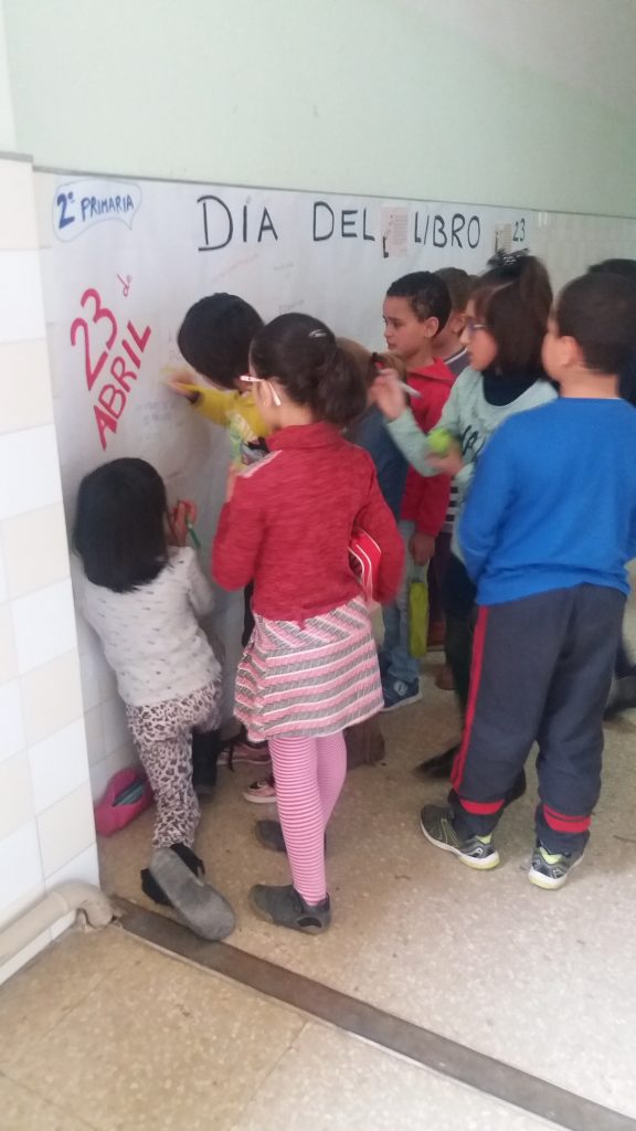 Los alumnos de 2º elaboran un mural para celebrar el día del libro ...
